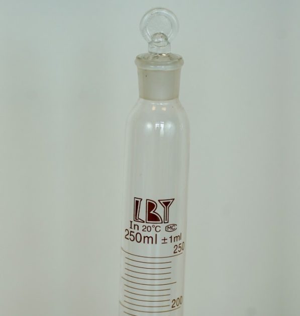 Cilindru din sticla gradat - cu dop • MaterialeDidactice.ro
